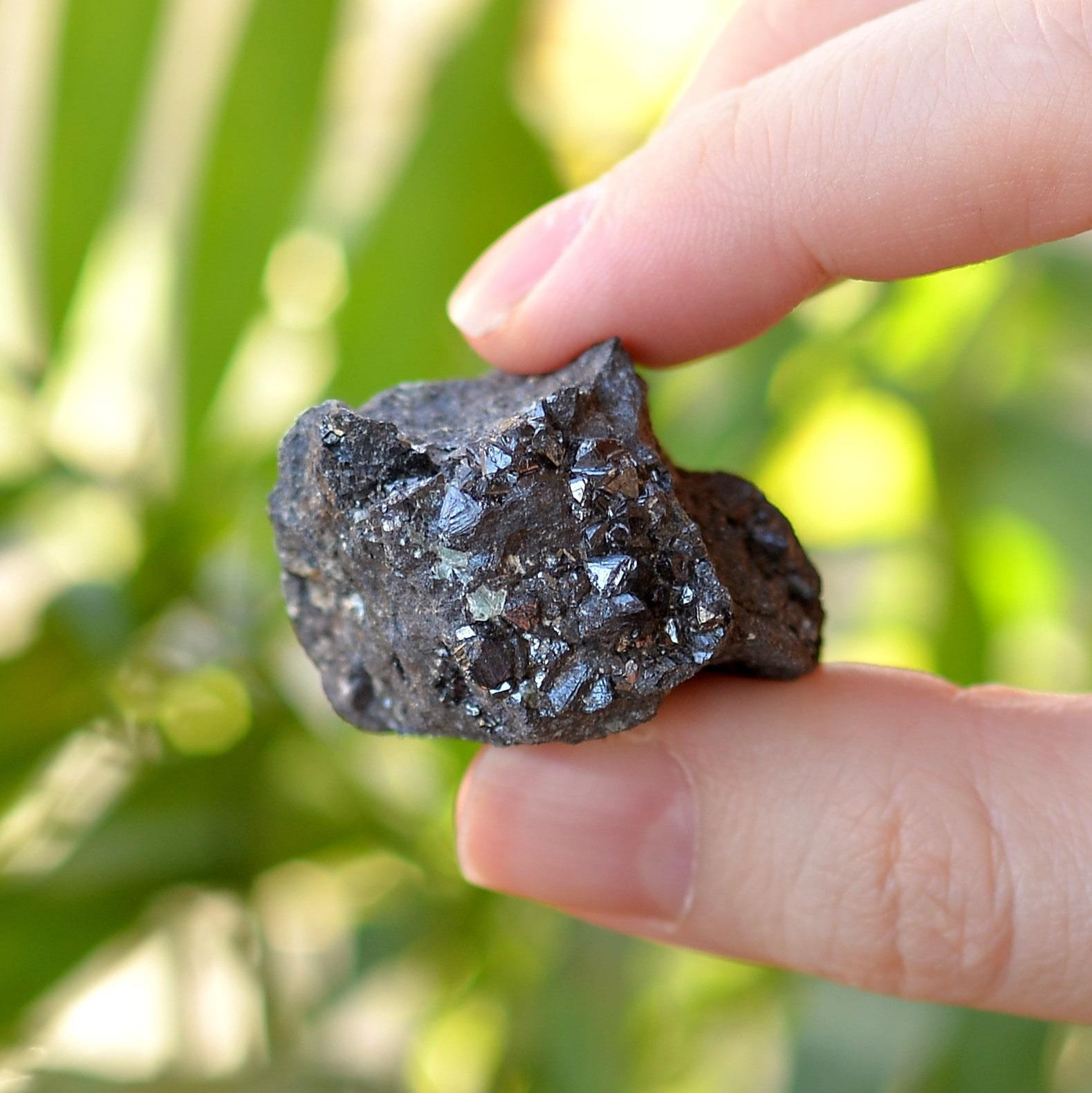 Taş Sandığı Ham Manyetit Taşı Kütle - Mıknatıs Taşı - idefix